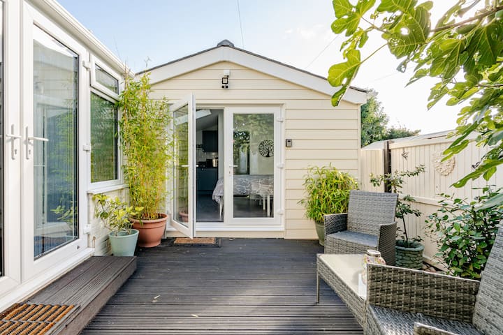 Contemporary 1 Bedroom Cabin With Secluded Patio - Herne Bay