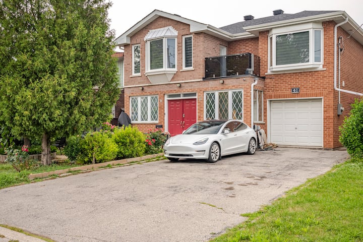 Lovely 2 Bedroom Premium Guest Suite - Toronto, ON