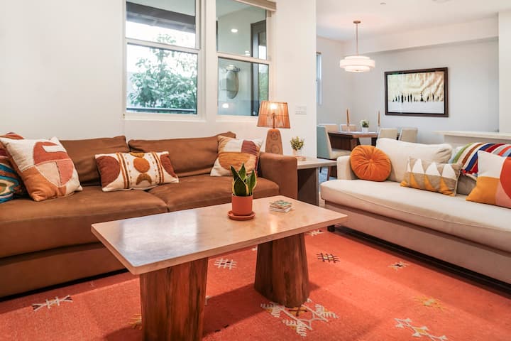 Modern Spanish Style 3-fl Condo-5min Walk To Beach - Ventura, CA