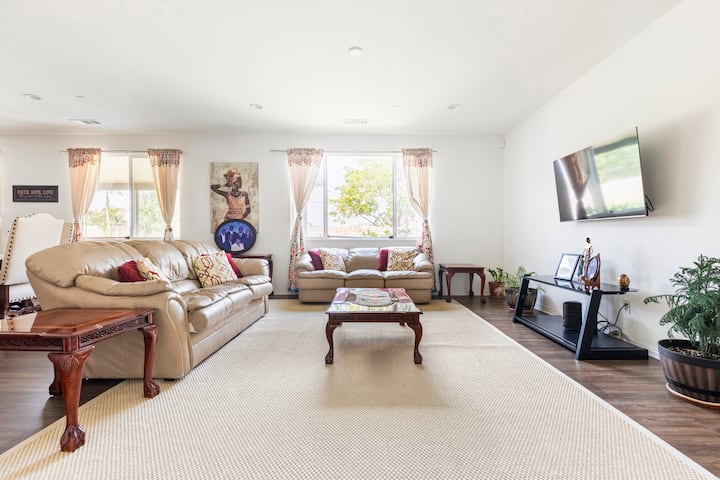 Stylish Private Suite W/ Work Space & Kitchenette - Jurupa Valley, CA