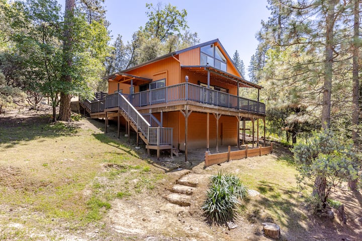 Mid-century Cabin Near Yosemite | Sleeps 10 - Bass Lake, CA