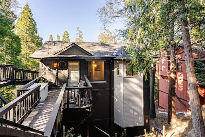 Treetop Cabin 5 Minutes To Lake, Hiking & Fishing - Crestline, CA