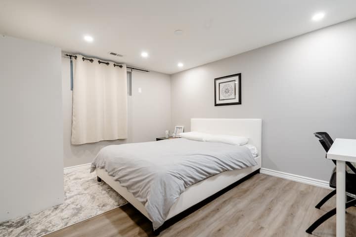 Spacious Bedroom With Pool, Deck, Private Entrance - Toronto