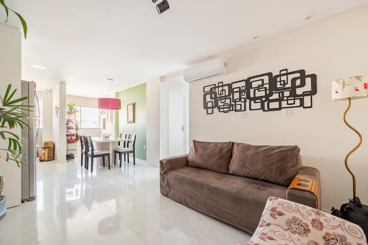Quarto Em Confortavel Apartamento Com Garagem. - Balneário Camboriú