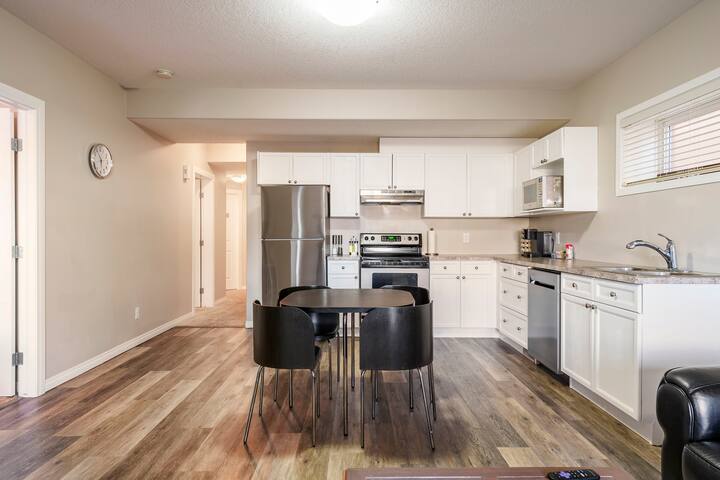 Spacious 2-bedroom Walkout Basement Suite - Calgary