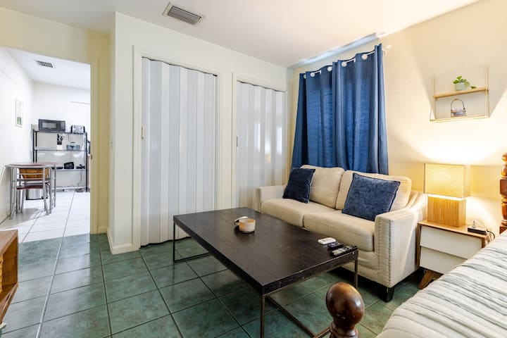Charming Guest Suite 10 Minutes From The Beach! - Delray Beach, FL