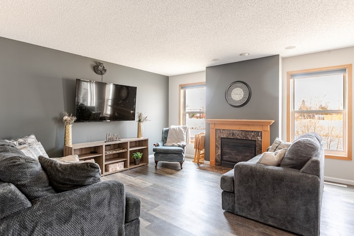 Sunlit Family Retreat | Spacious & Work Friendly - 하노버