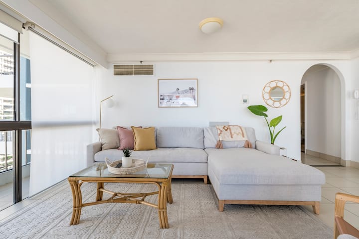 Amazing Ocean Views, Sparkling Clean, And Calm - Surfers Paradise