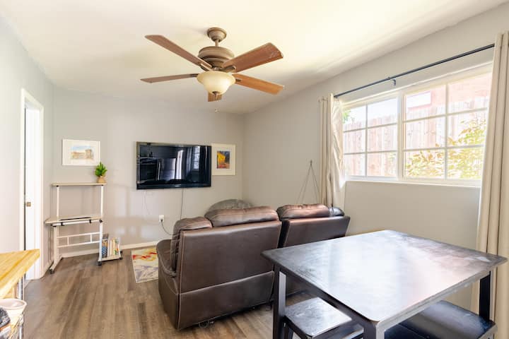 Guest House,
Laundry Room, And Park! - 출라비스타