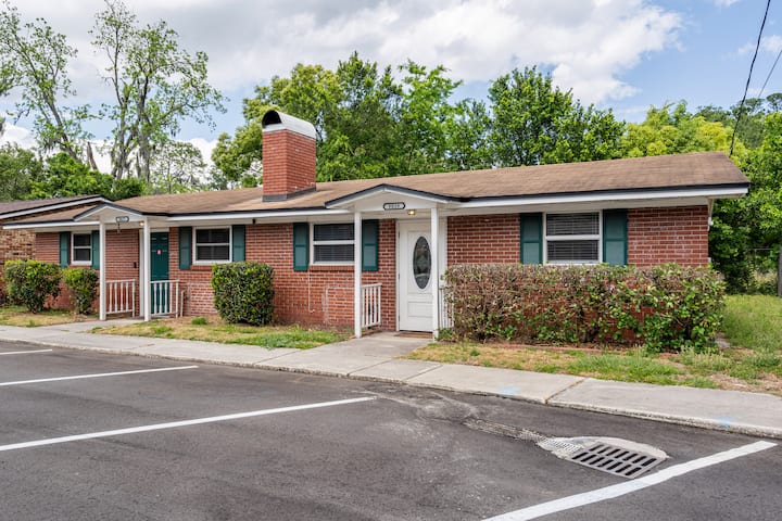 Cozy 2-br Home Centrally Located - Jacksonville