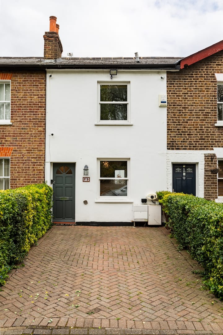 Ealing Broadway 2 Bed Cottage - Hounslow