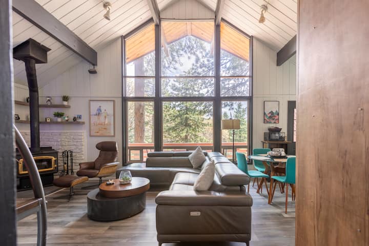 2b/1b Modern Cabin Near Lakes W/ Forest Views - Running Springs, CA