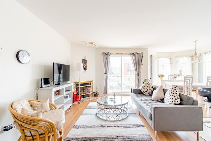 Une Chambre Avec Entrée Indépendante Et Un Balcon - Montreal