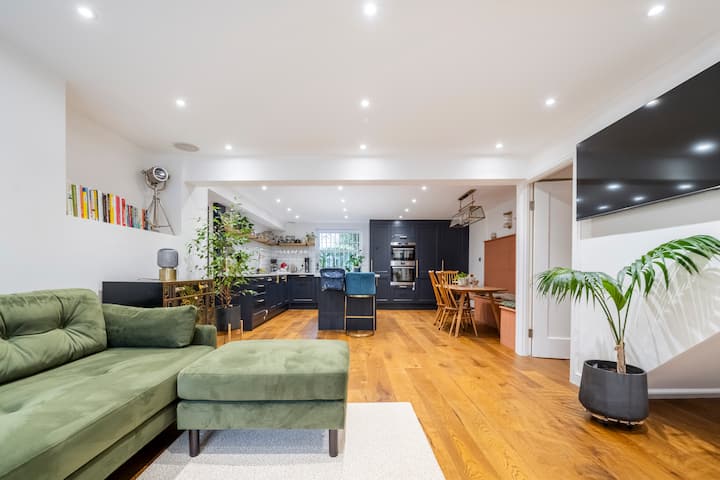 Super Central, 4 Story End Of Terrace - London