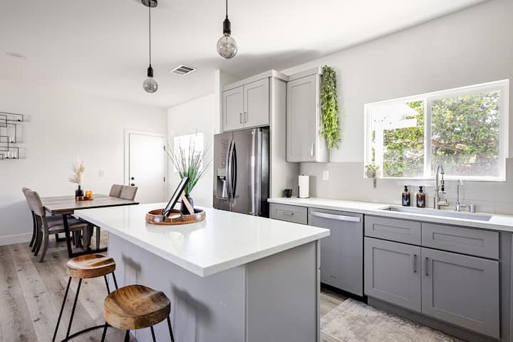 Cozy, Comfortable, Modern Home! - Garden Grove, CA