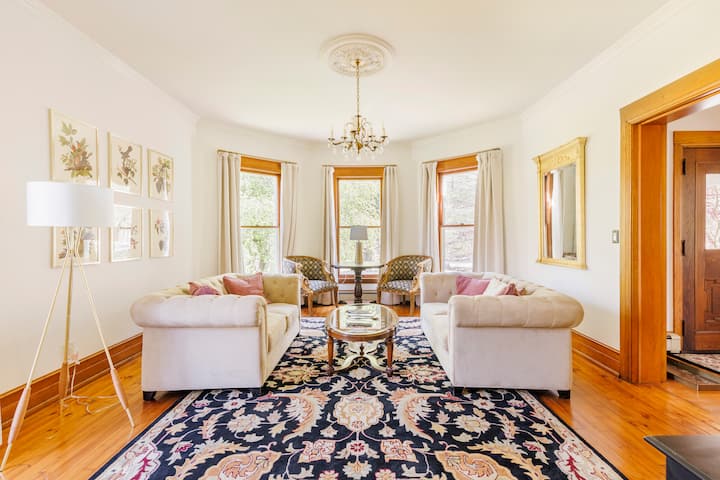 Romantic Suite Near Downtown Ithaca - Ithaca, NY
