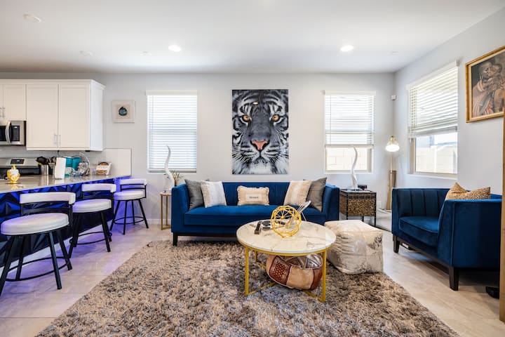 The Glendale Villa ! Walking Distance To Stadium - Glendale, AZ