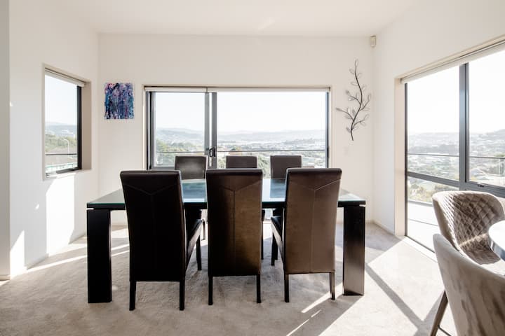 Sunny Bedroom With Private Bathroom - Wellington