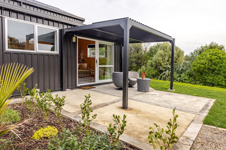 The Black Barn -Bird Song And Bush Views - Coromandel