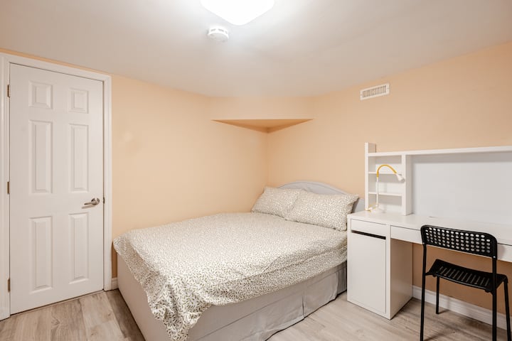 Studio W/parking By Subway,24 Hrs Buses,main Roads - Toronto