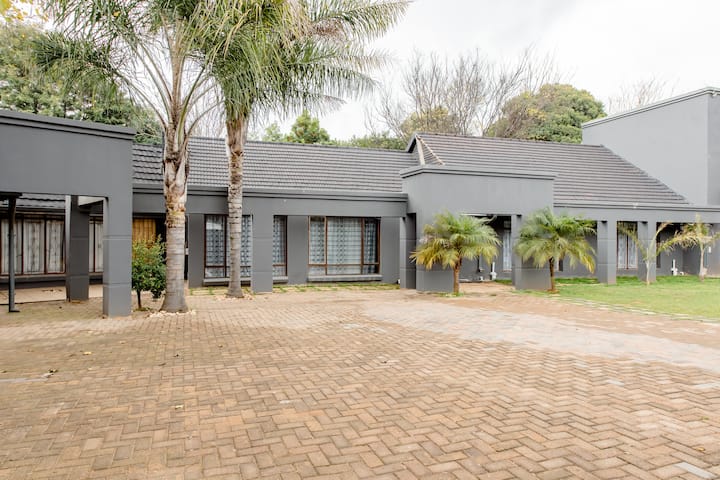 Black Owl Lodge. - Kempton Park