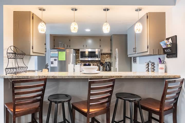 The Snowflake Suite Romantic Getaway + Cozy Fire - Mammoth Lakes, CA