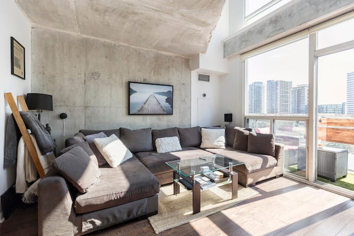 Sunny Two-storey Loft With Parking! - Toronto, ON