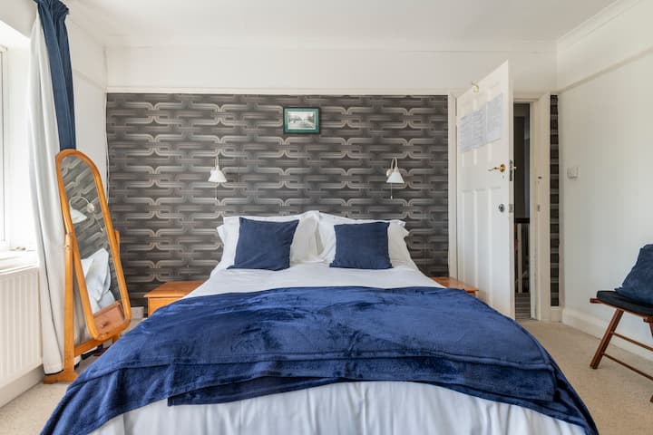 Brilliant, Bright Balcony-room! - Steyning