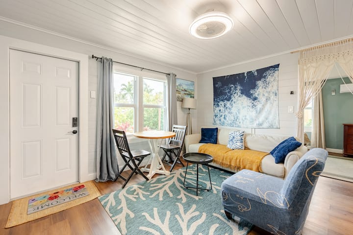 Boho Chic Cottage - King Bed / Court Yard - Lake Worth, FL