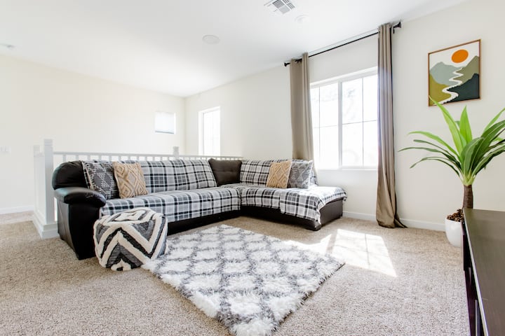 1 Guest Bedroom In Elegant Home - Mesa, AZ