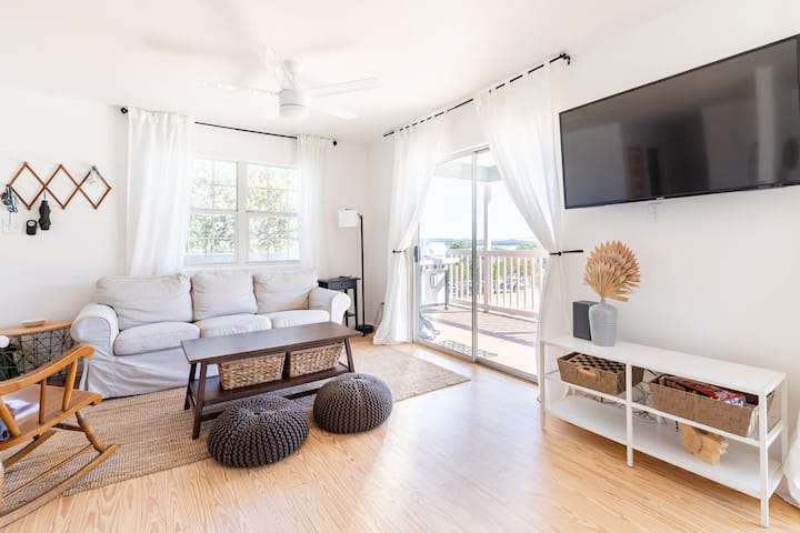 "Treehouse" With Canyon Lake Views! - Canyon Lake, TX