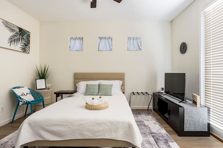 Quaint Studio W/ Own Entrance - Las Vegas