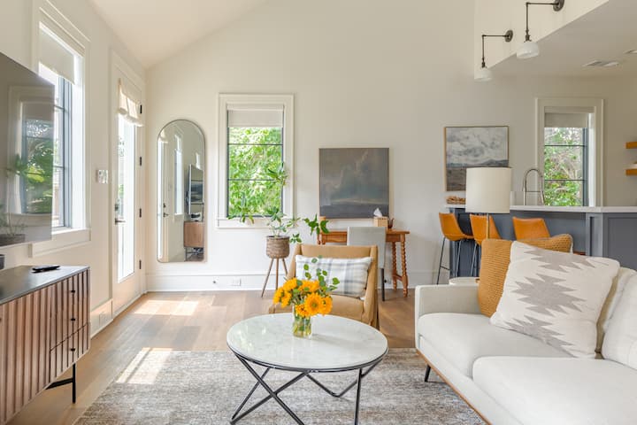 Open And Airy Treehouse In Historic Heights - Houston, TX