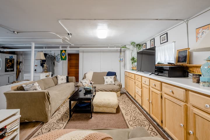 Room 03: Home Away From Home! - Melrose Park, IL