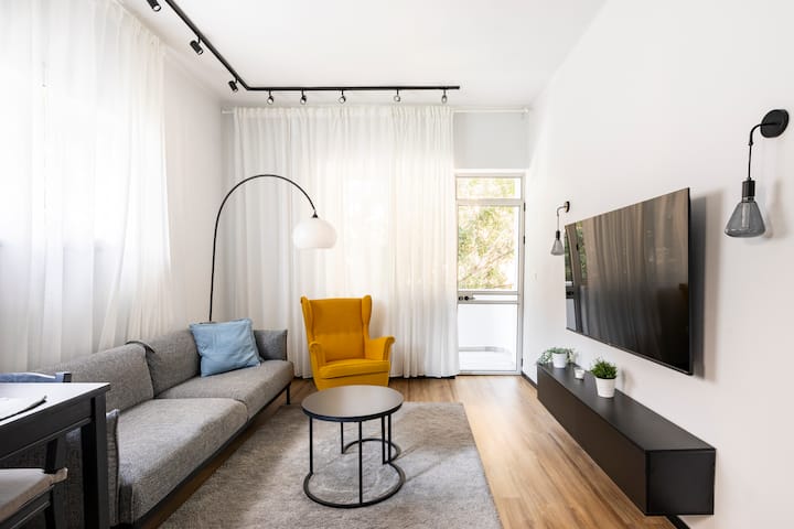 Rothschild & Shenkin Luxwalking To Beach - Tel Aviv