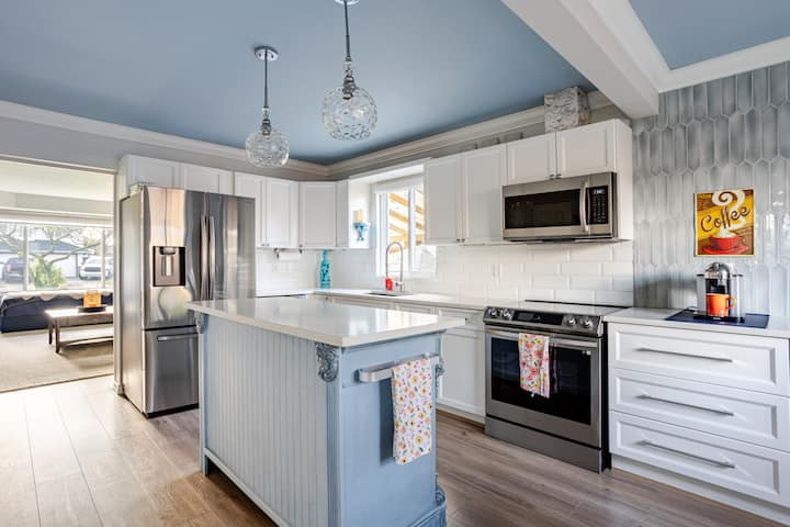 Gourmet Kitchen • Private Yard • Pets Welcome - ラングリー