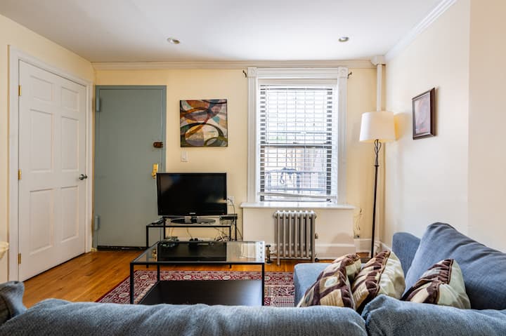 Spacious One Bedroom Apartment In A Townhouse - Edgewater