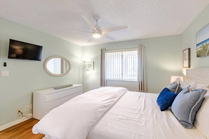 Sunrise & Sunset Views, Pool, 1/2 Mile To Beach! - Jupiter, FL