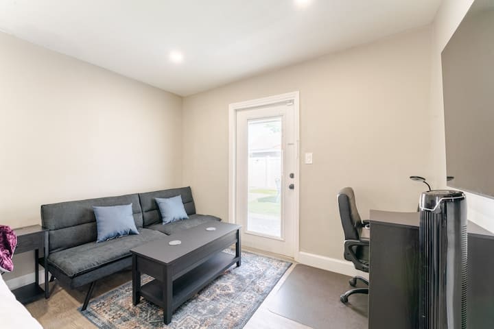 Cozy Studio With Backyard And Parking - Tampa, FL