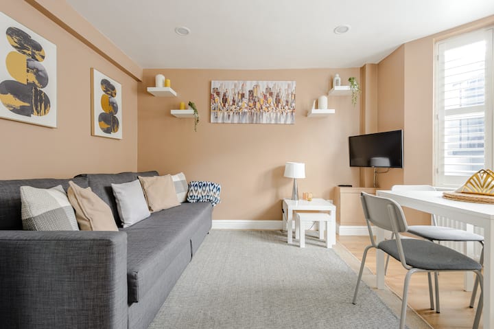 1 Bd With Private Living Space - London