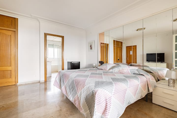 Suite Con Nevera Terraza Baño Parking Y Desayuno - Reus