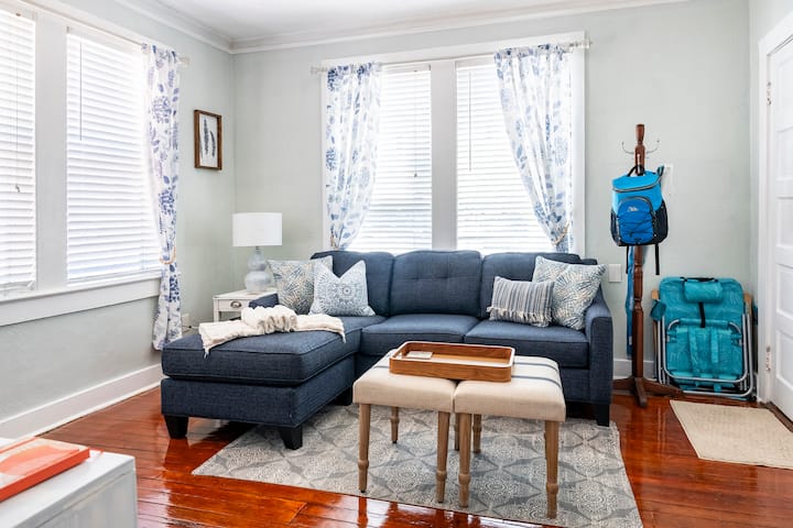 Downtown Dunedin Bungalow Includes Bikes - Dunedin, FL