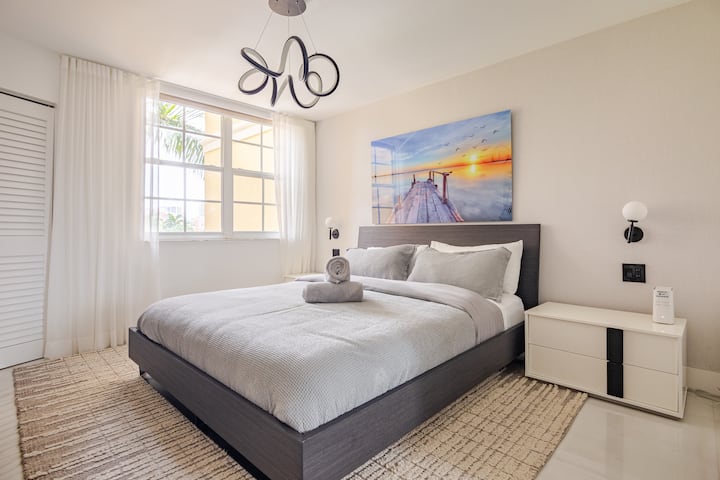 Yacht Club - King Bed · Miami - Aventura Mall - Aventura, FL