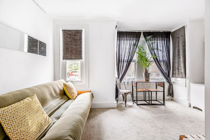 Spacious Private 2+2 Nearby Piccadilly Line N15 - London