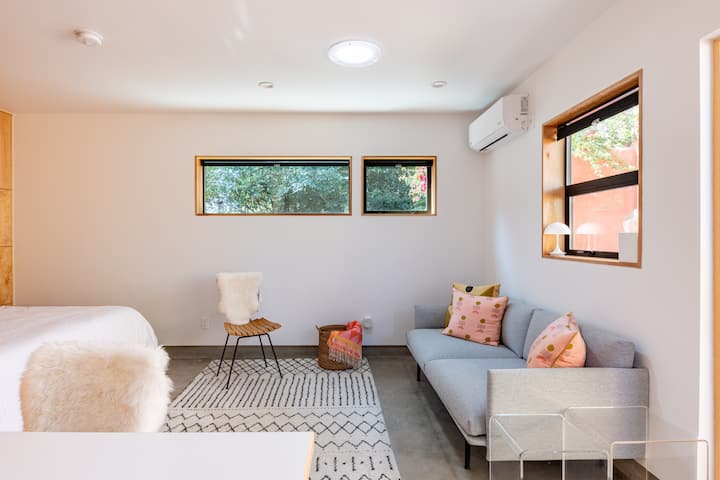 Modern Los Feliz Casita - Franklin Hills Jewel Box - Los Angeles, CA