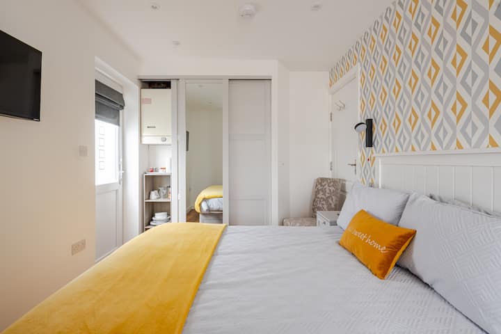 Annie's Annexe - Double Room - Own Entrance - Clacton-on-Sea