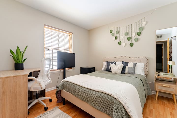 Sunny Room Near Woodfield Mall & Hospitals - Bartlett, IL