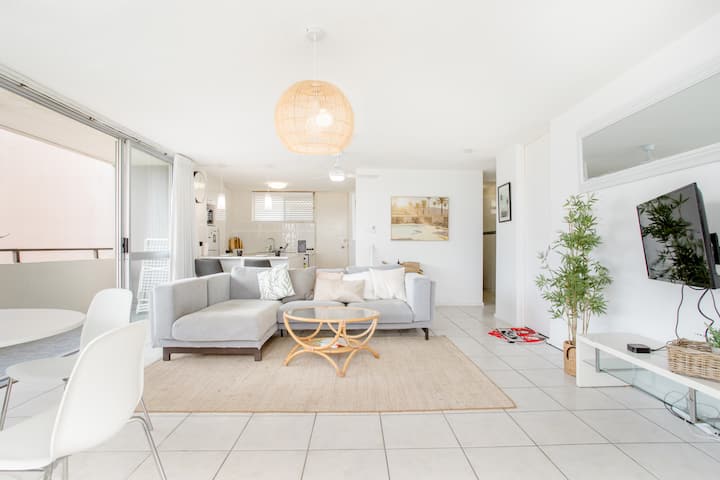 Central And Next To The Beach! - Surfers Paradise
