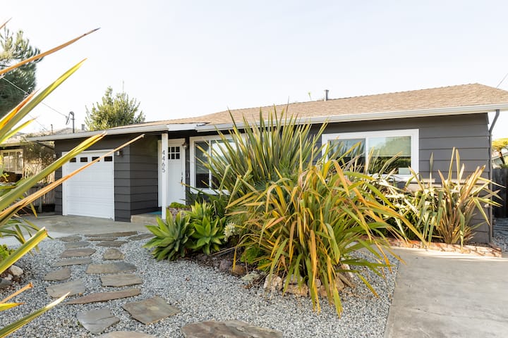 Charming Pleasure Point Home-1 Block To Beach - Capitola, CA