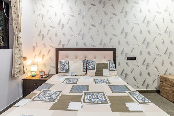 Family Studio Near Kokilaben Hospital - Mumbai